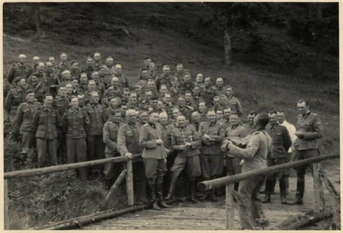 Iconic Photo from the Auschwitz "Höcker-Album" • CODOH